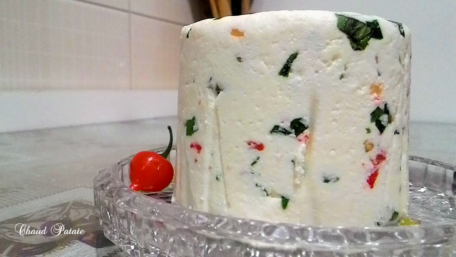 Fromage blanc frais fait maison assaisonné aux piments aromatiques et ...